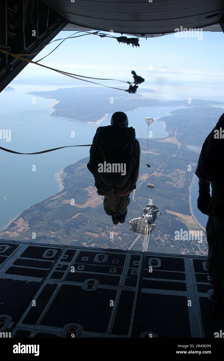US Navy Members of Explosive Ordnance Disposal Mobile Unit Eleven ...