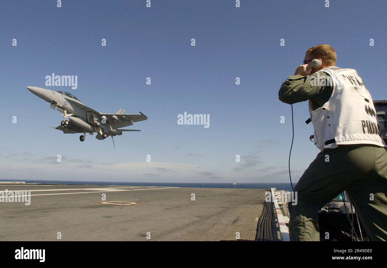 US Navy Landing Signal Officer (LSO Stock Photo - Alamy