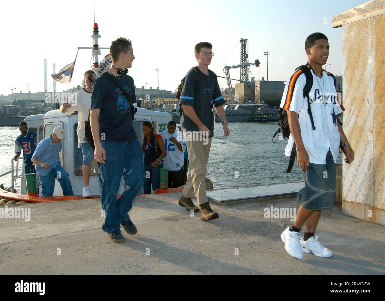 US Navy Sailors from the amphibious command ship USS Blue Ridge (LCC 19 ...