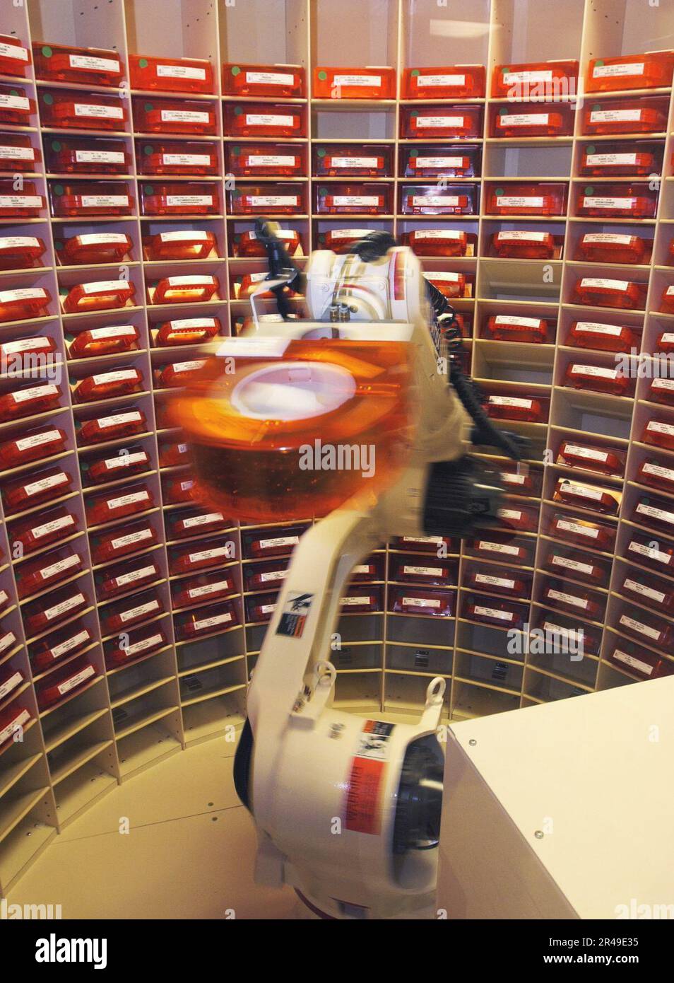 Prescription filling robot hi-res stock photography and images - Alamy