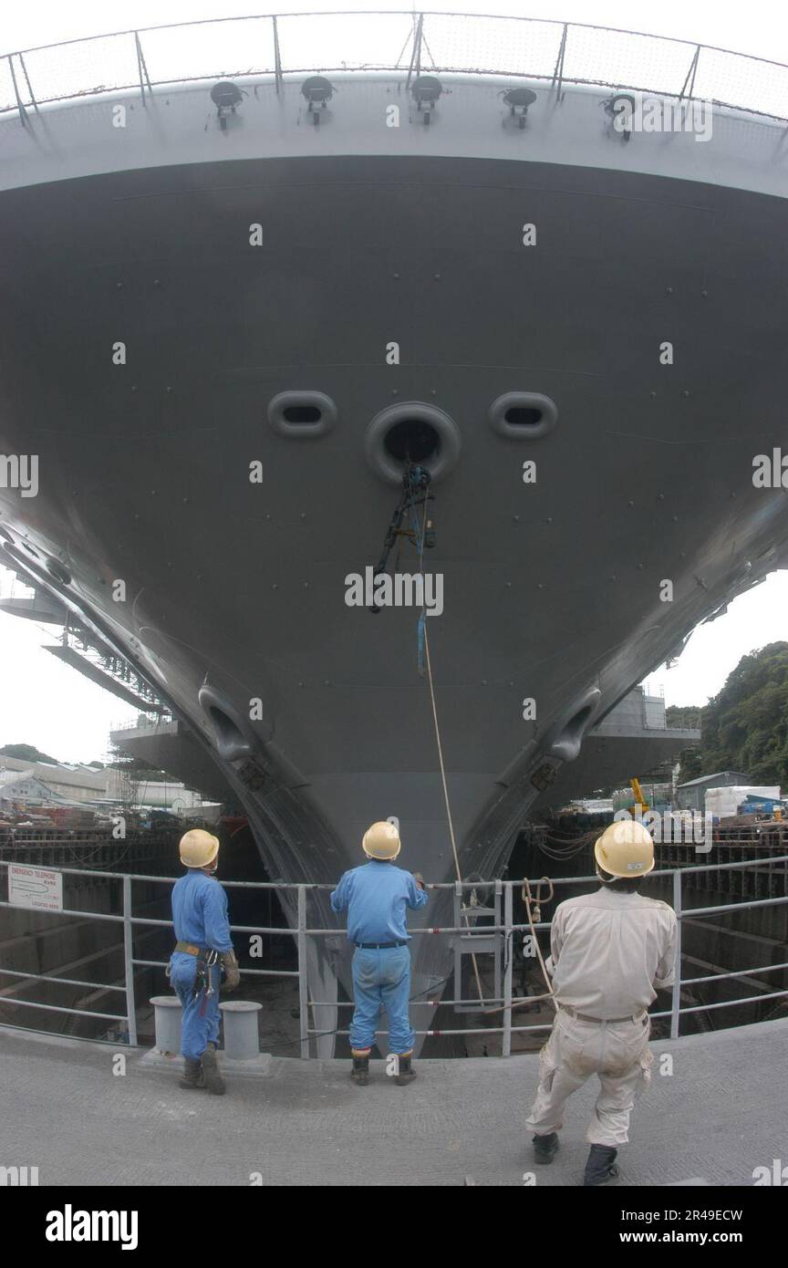 US Navy Workers from Ship Repair Facility, Yokosuka, Japan, hoist ...
