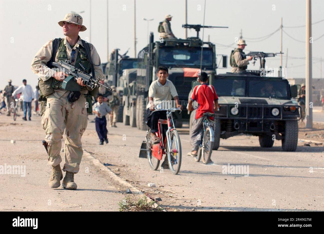 US Navy A marine patrols the streets of Al Faw, Iraq Stock Photo - Alamy