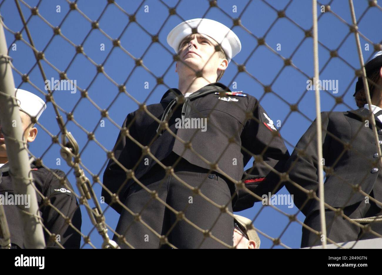 US Navy Sailors man the rails as the amphibious assault ship USS Iwo ...