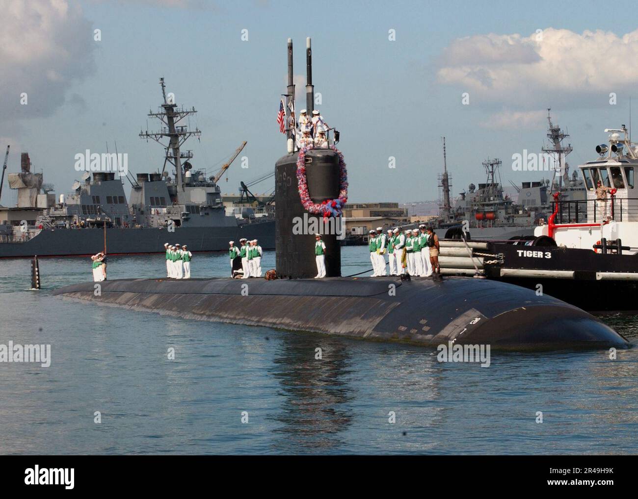 US Navy The USS Pasadena (SSN 752) returns to her homeport of Pearl ...