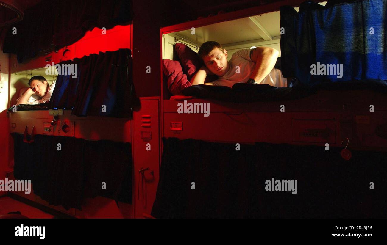 US Navy Sailors relax in their bunks Stock Photo - Alamy