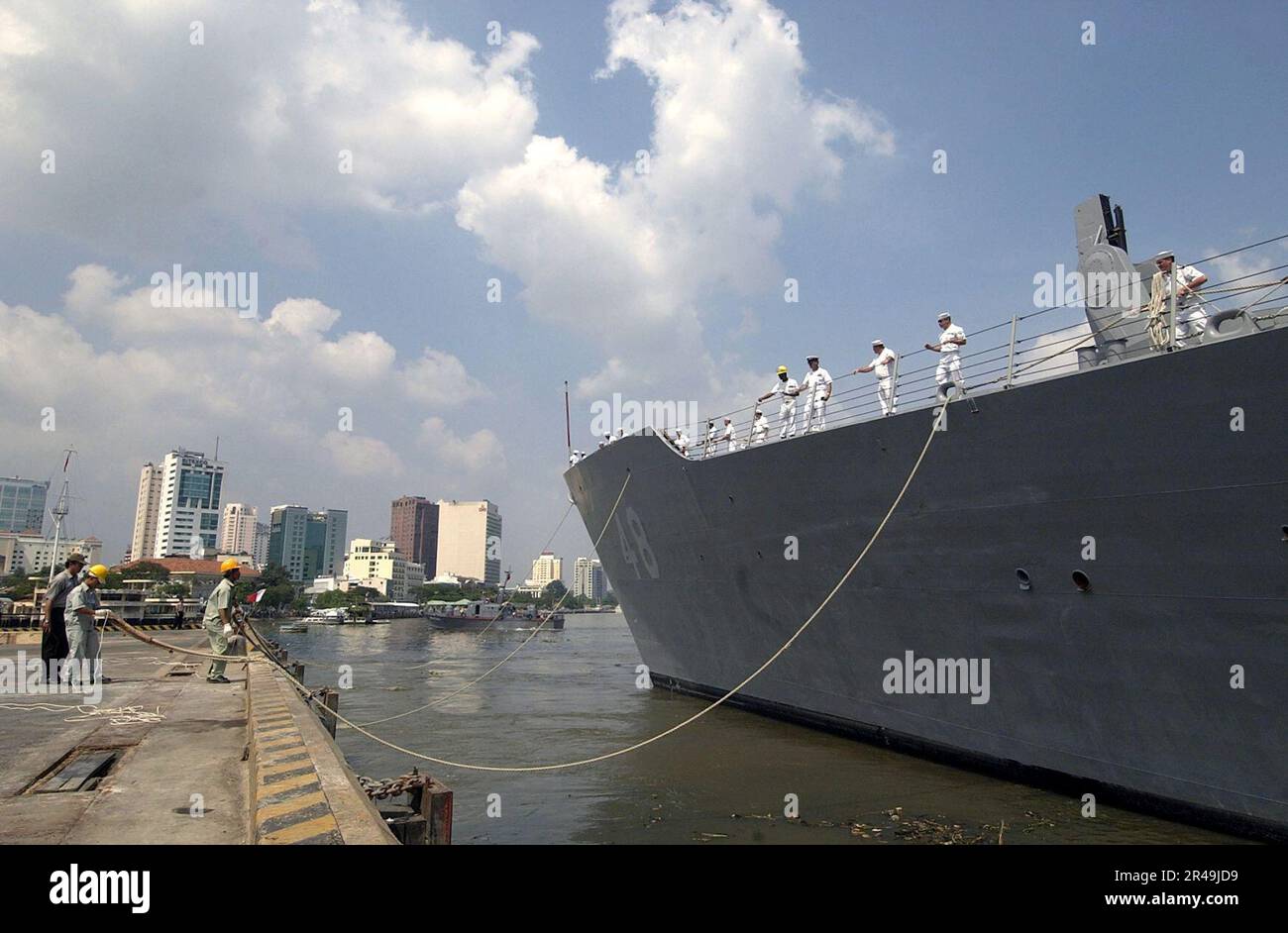 US Navy USS Vandegrift (FFG 48) arrives in Ho Chi Minh City, Vietnam ...