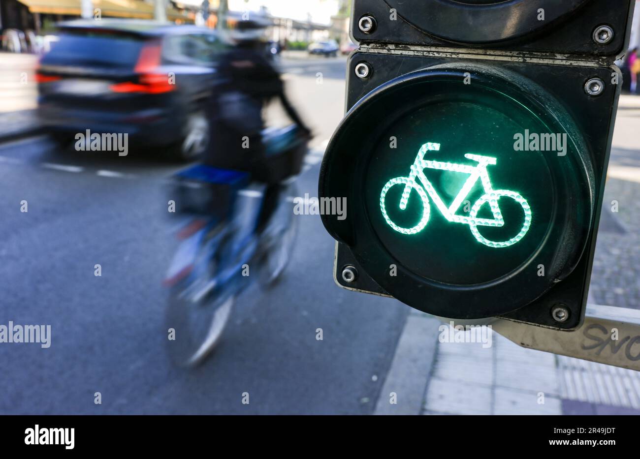 Right hand side of the road hi-res stock photography and images - Alamy