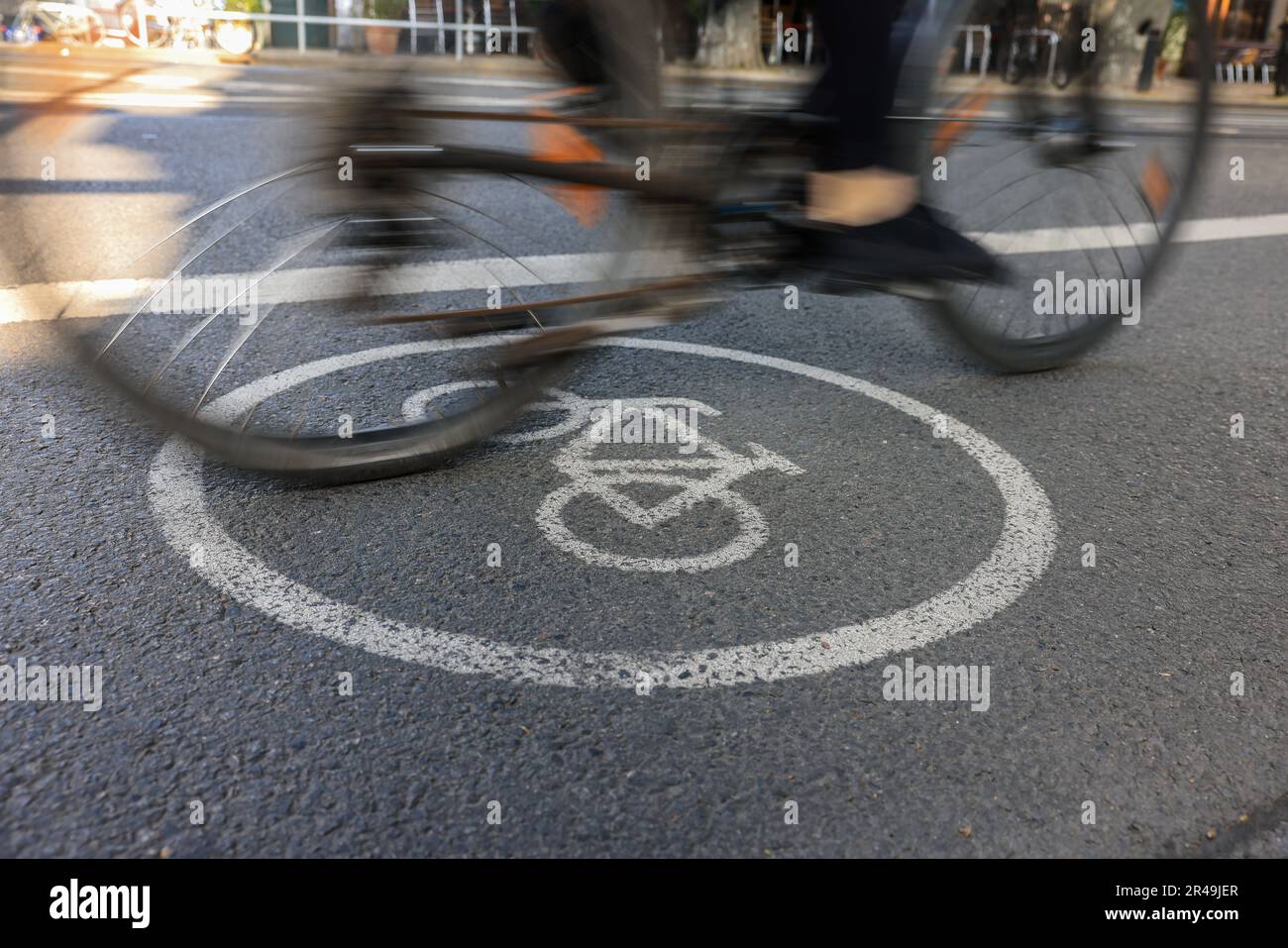 Right hand side of the road hi-res stock photography and images - Alamy