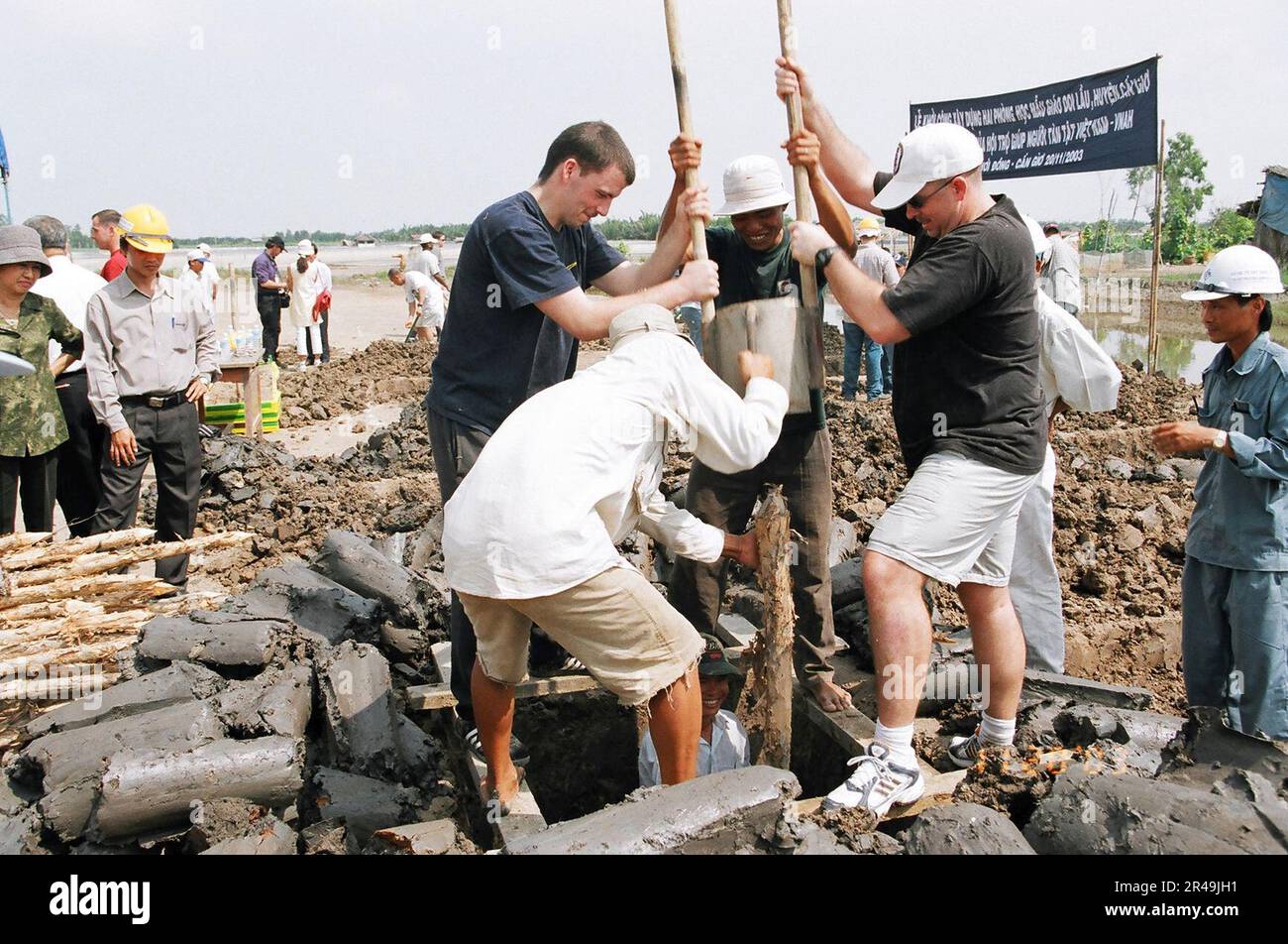 US Navy Sailors assigned to USS Vandegrift (FFG 48) assist local ...