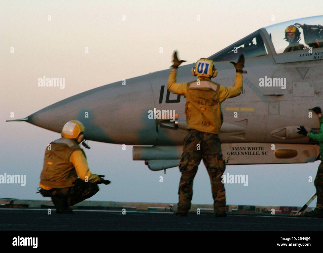 US Navy An Aircraft Handler directs an F-14A Tomcat Stock Photo - Alamy