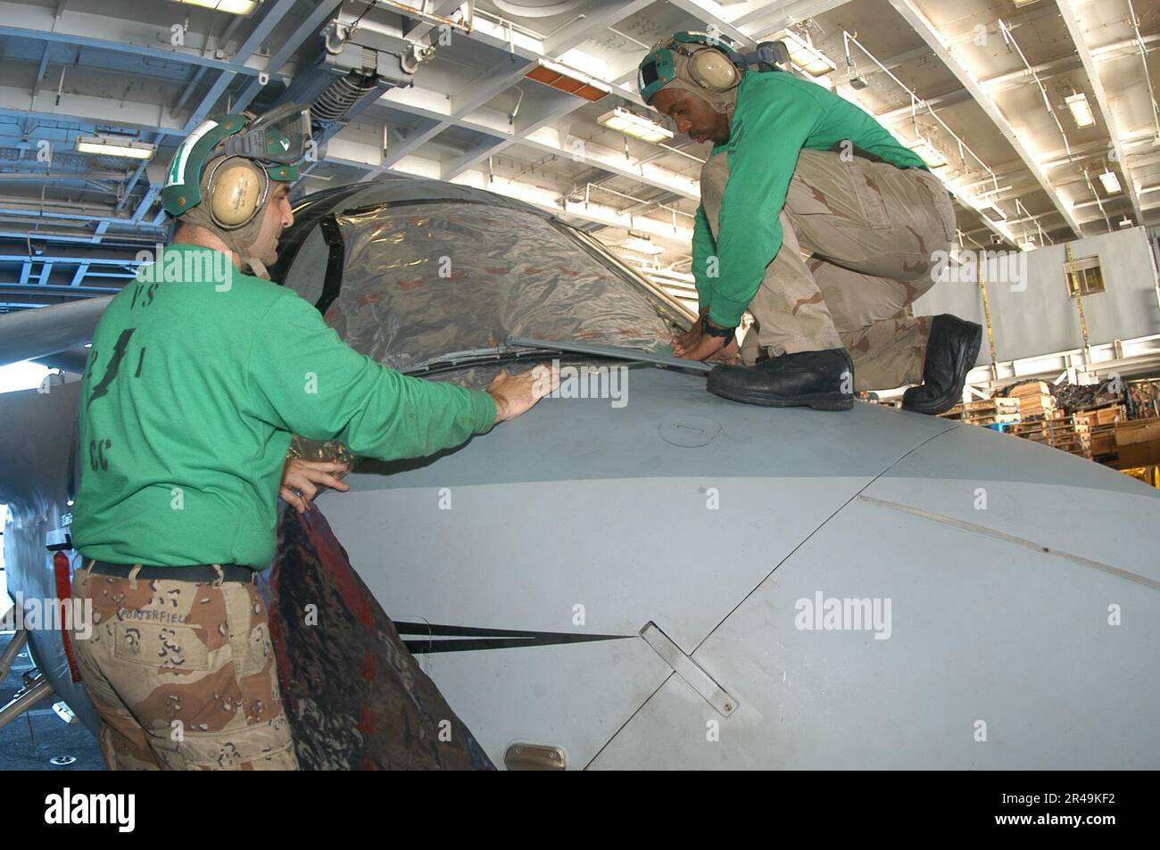 US Navy Aviation maintenance personnel work on a S-3B Viking assigned ...