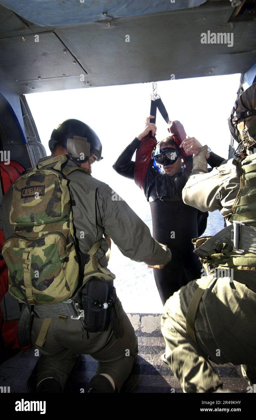 US Navy Gunners Mate 1st Class assigned to Explosive Ordnance Disposal ...