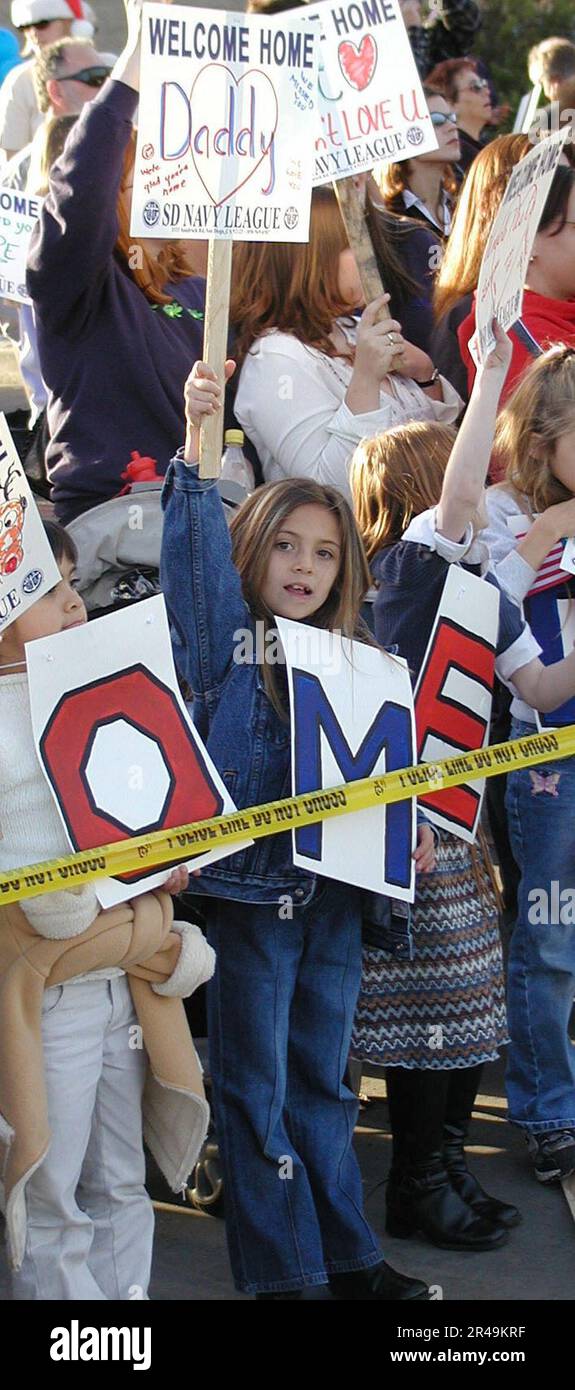 US Navy Family members greet the Los Angeles Class attack submarine USS ...