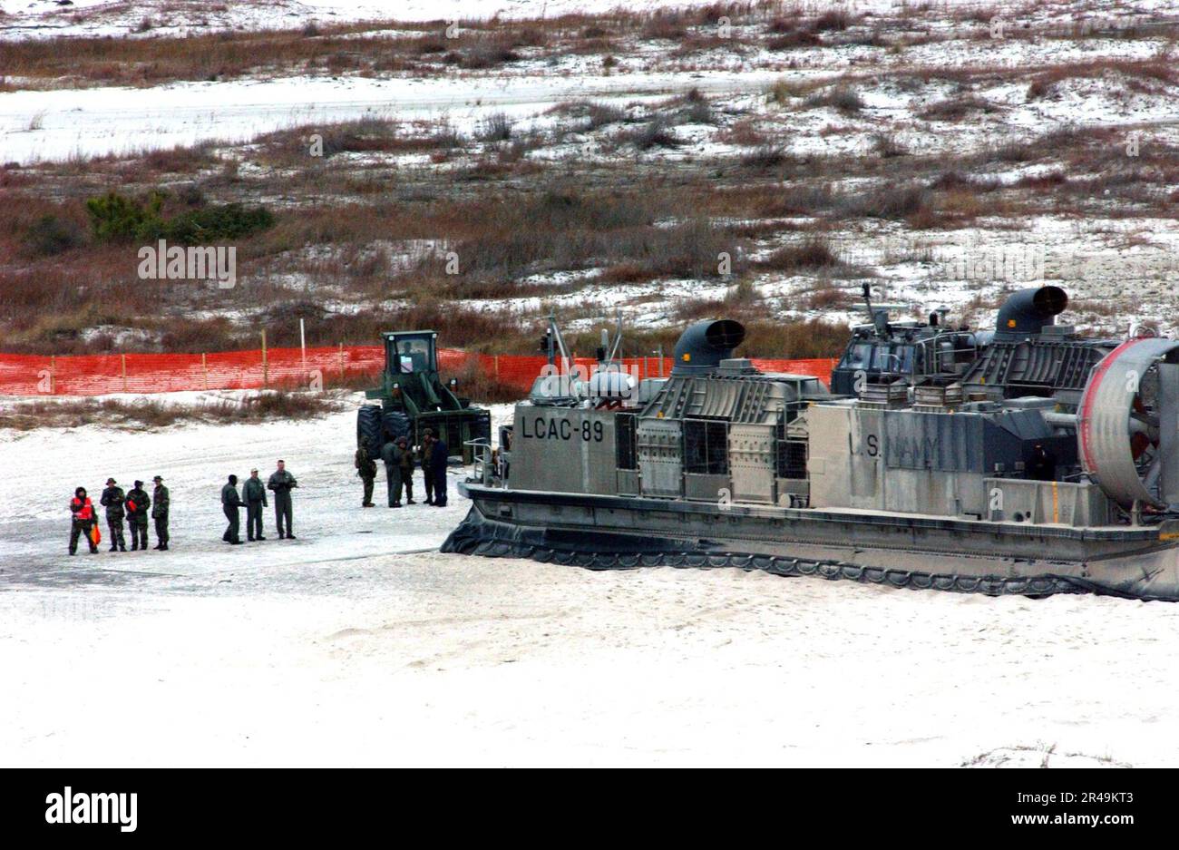 US Navy A Landing Craft Air Cushion (LCAC) from USS Wasp (LHD 1) lands ...