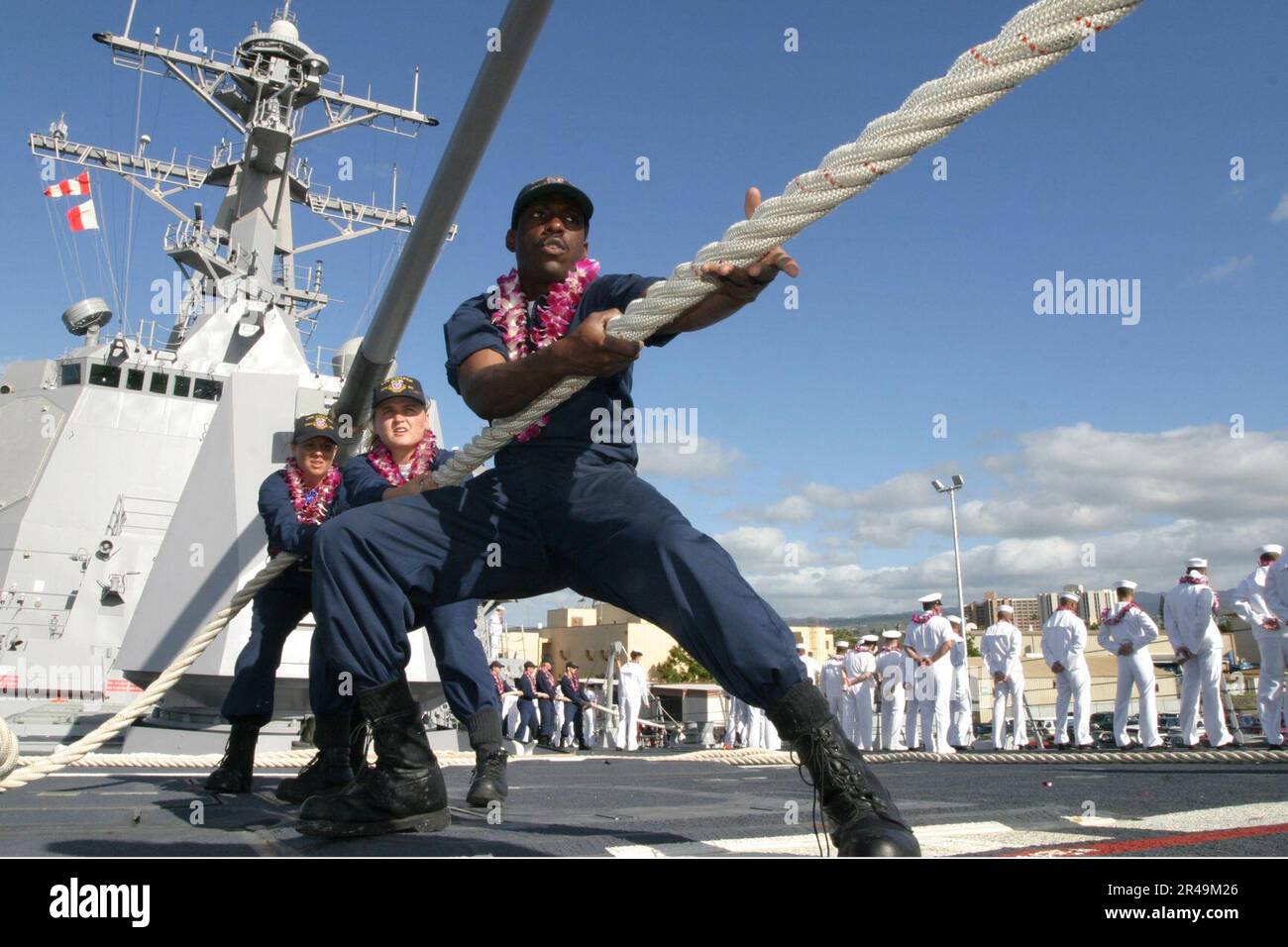 US Navy Line handlers take up slack on the mooring lines Stock Photo ...