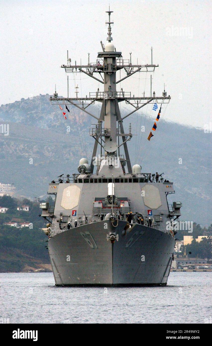 US Navy The guided missile destroyer USS Cole (DDG 67) arrives for ...