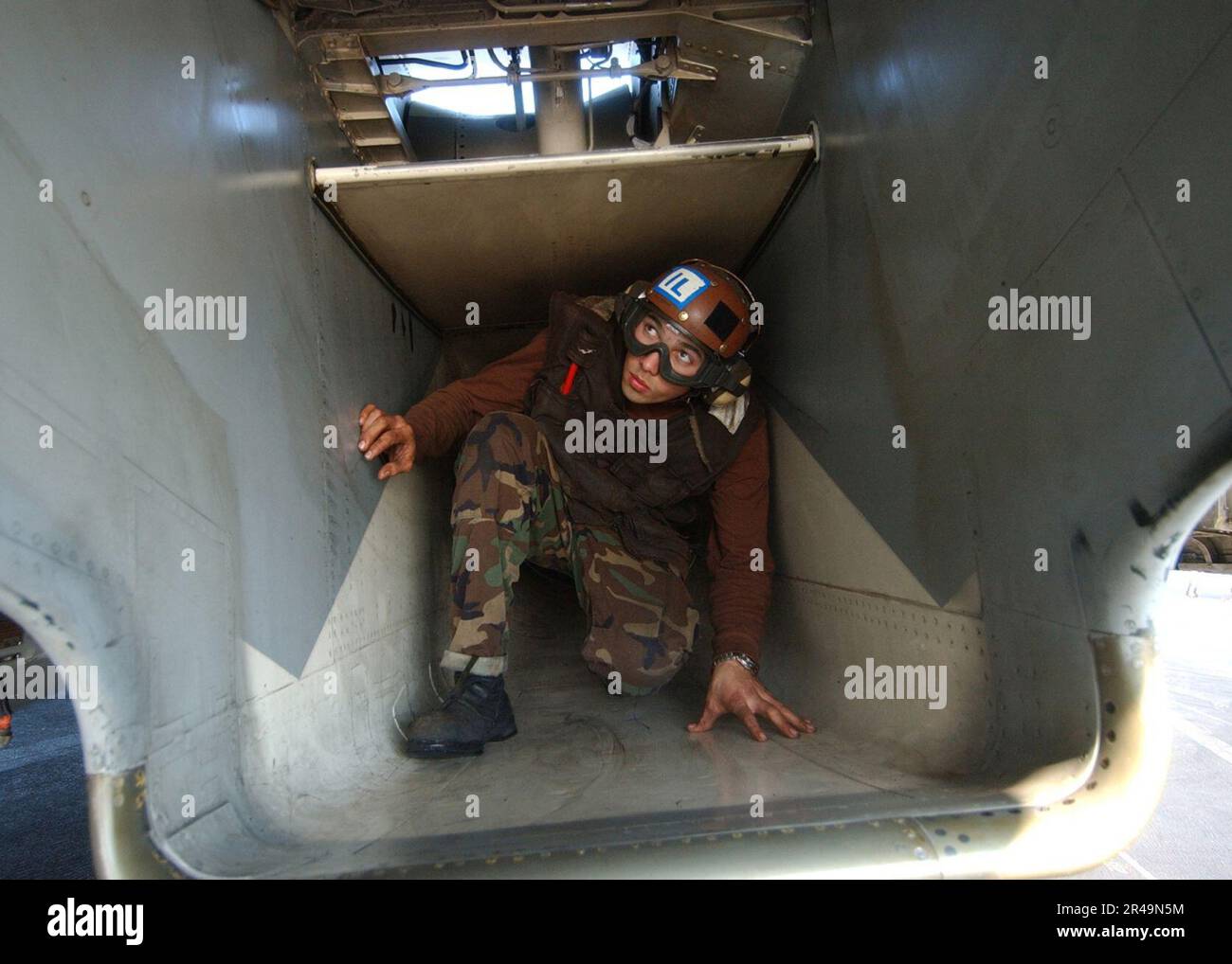 US Navy inspects the intake of an F-14 Tomcat Stock Photo - Alamy