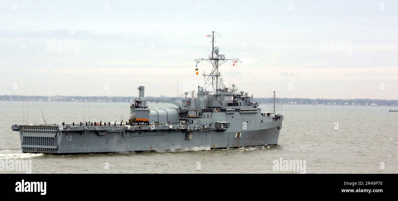 US Navy The Amphibious Transport Dock USS Shreveport (LPD 12), leaves ...
