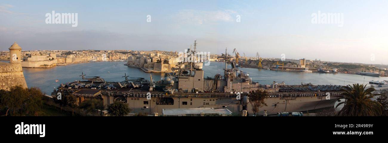 US Navy The amphibious assault ship USS Wasp (LHD 1) sits pier-side in ...