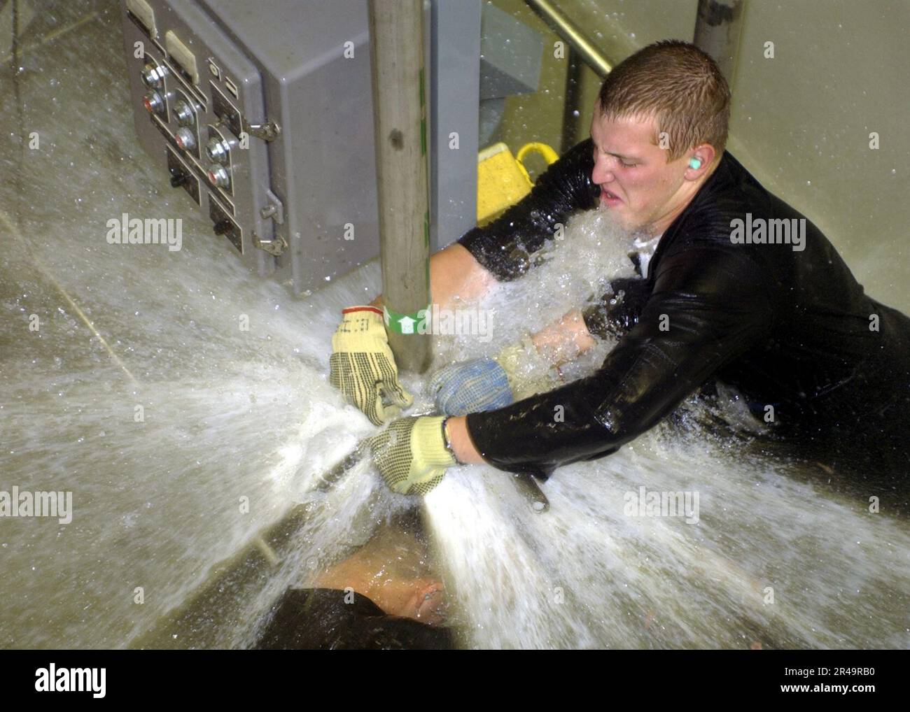US Navy Sailors practice repairing leaks in the ''wet trainer'' on ...
