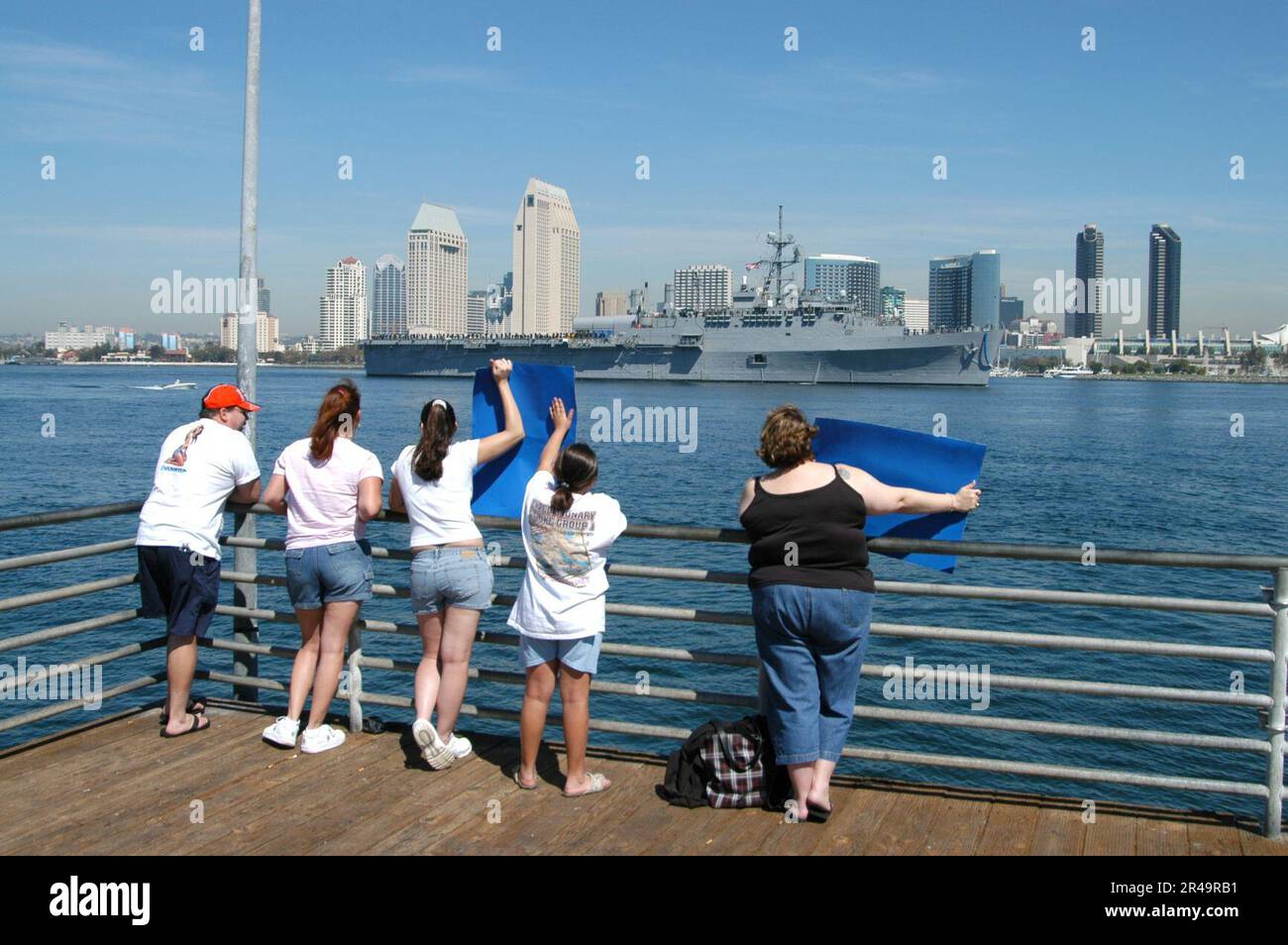 US Navy Families welcome the amphibious transport dock ship USS Ogden ...