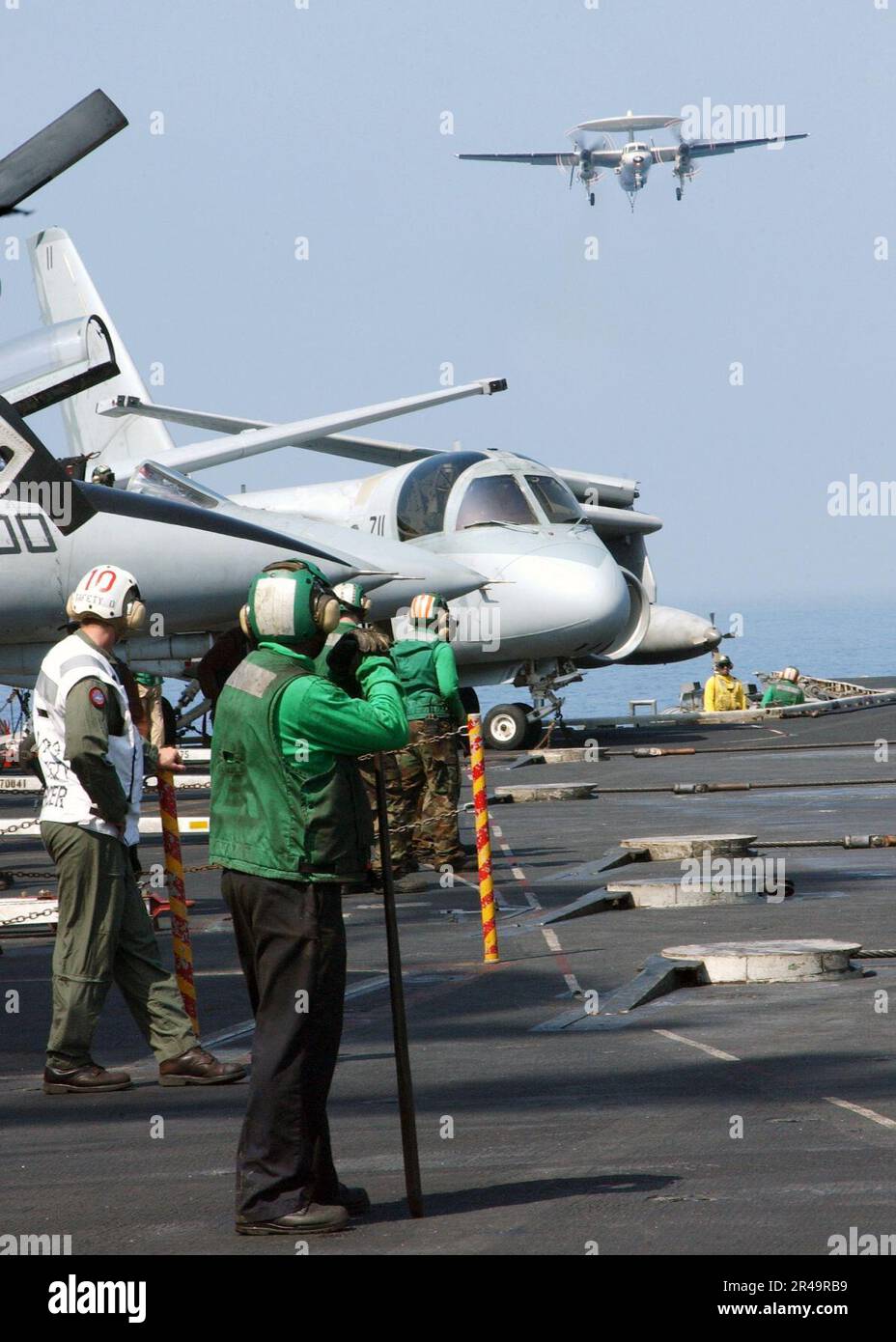 US Navy An E-2C Hawkeye makes its final approach to the aircraft ...