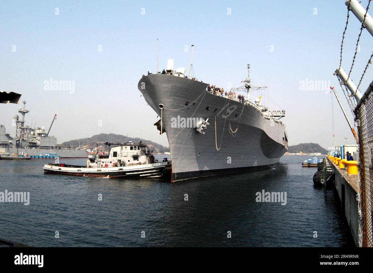 US Navy The amphibious command and control ship USS Blue Ridge (LCC 19 ...