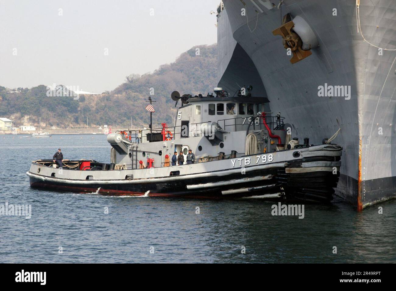 US Navy A large harbor tug USS Opelika (YTB 798) assists amphibious ...