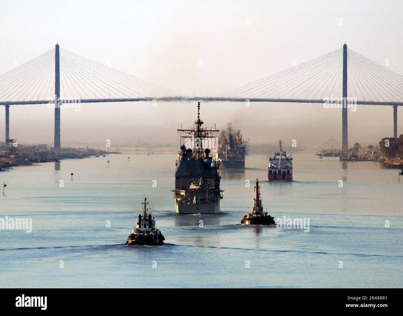 US Navy The guided missile cruiser USS Leyte Gulf (CG 55) leads the ...