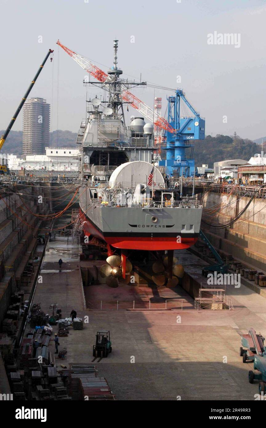 US Navy The guided missile cruiser USS Cowpens (CG 63) at the ...