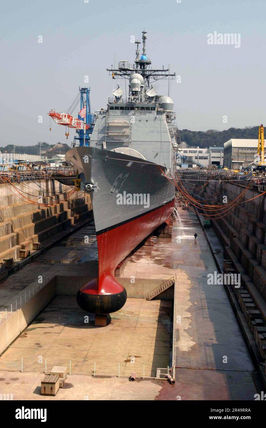 US Navy The guided missile cruiser USS Cowpens (CG 63) at the ...
