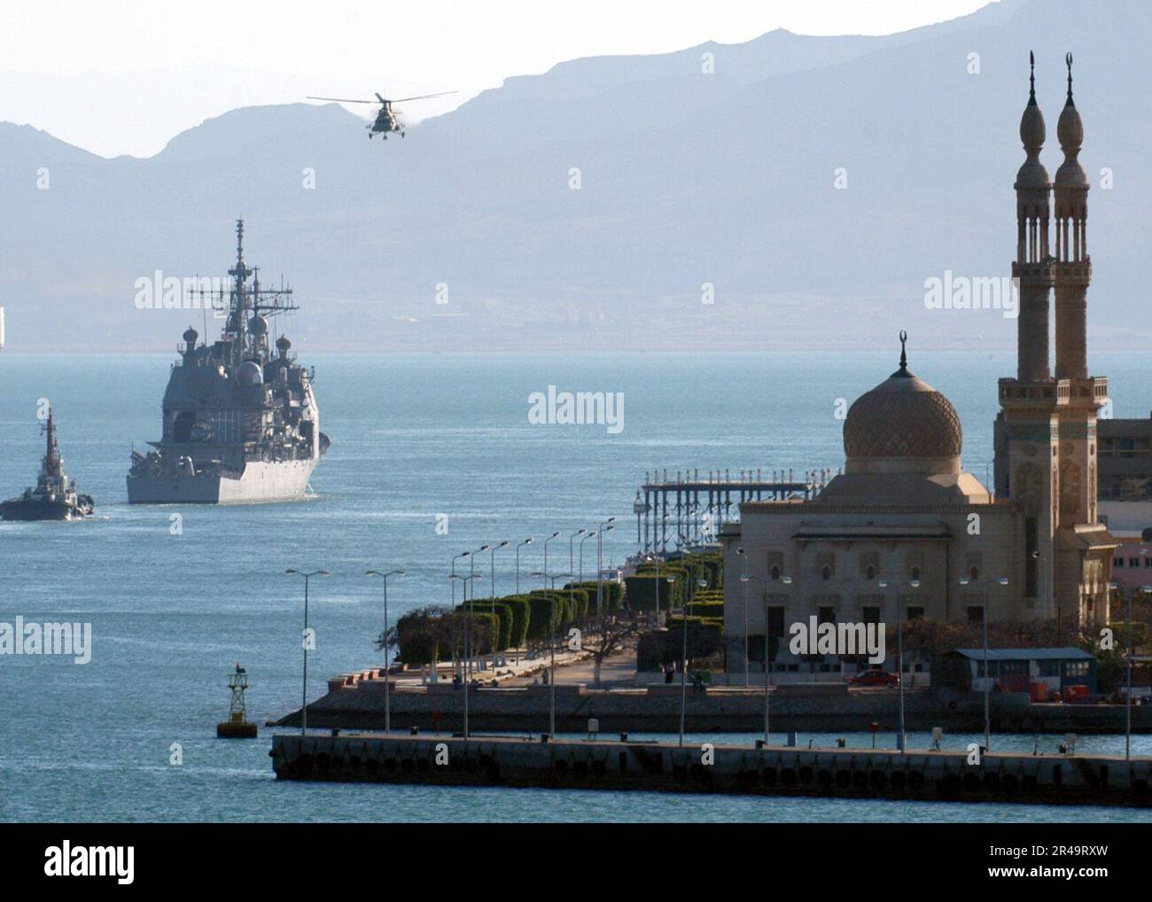 US Navy The guided missile cruiser USS Leyte Gulf (CG 55) enters the ...