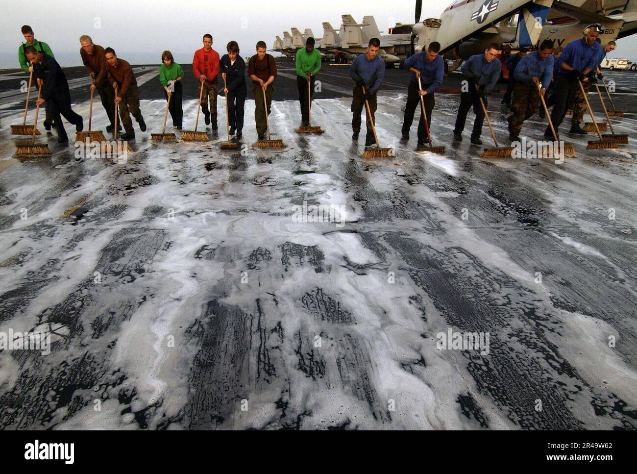US Navy Flight deck crewmen aboard USS George Washington (CVN 73 ...