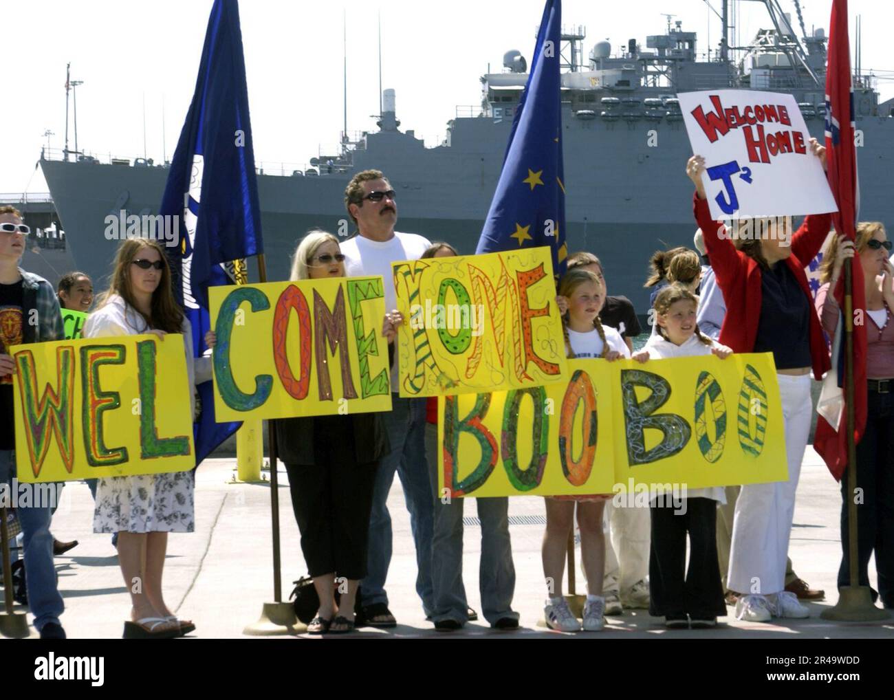 US Navy Friends and family of the USS Higgins (DDG 76) crew anxiously ...