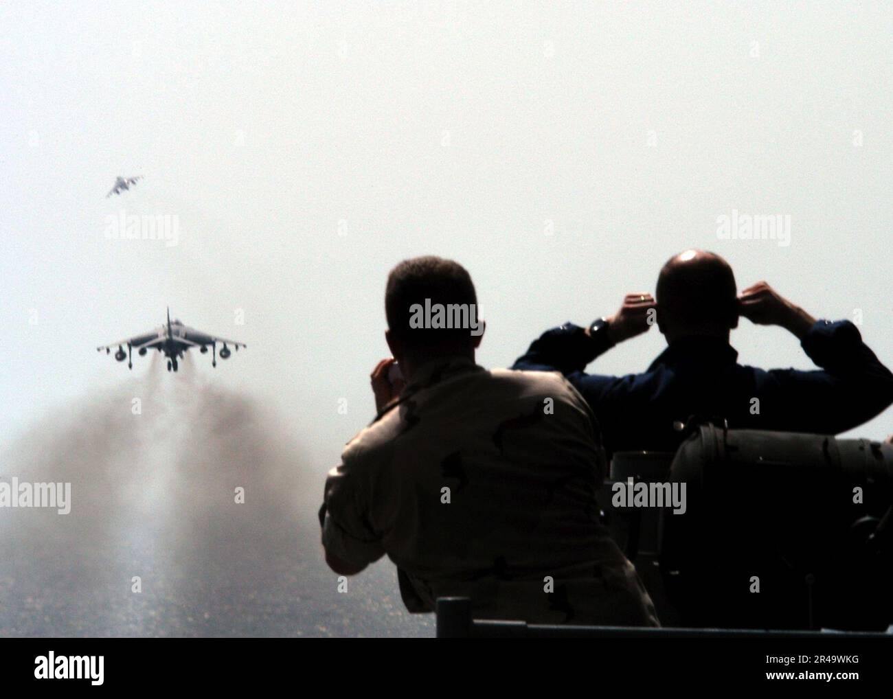 US Navy Sailors assigned to the amphibious assault ship USS Wasp (LHD 1 ...