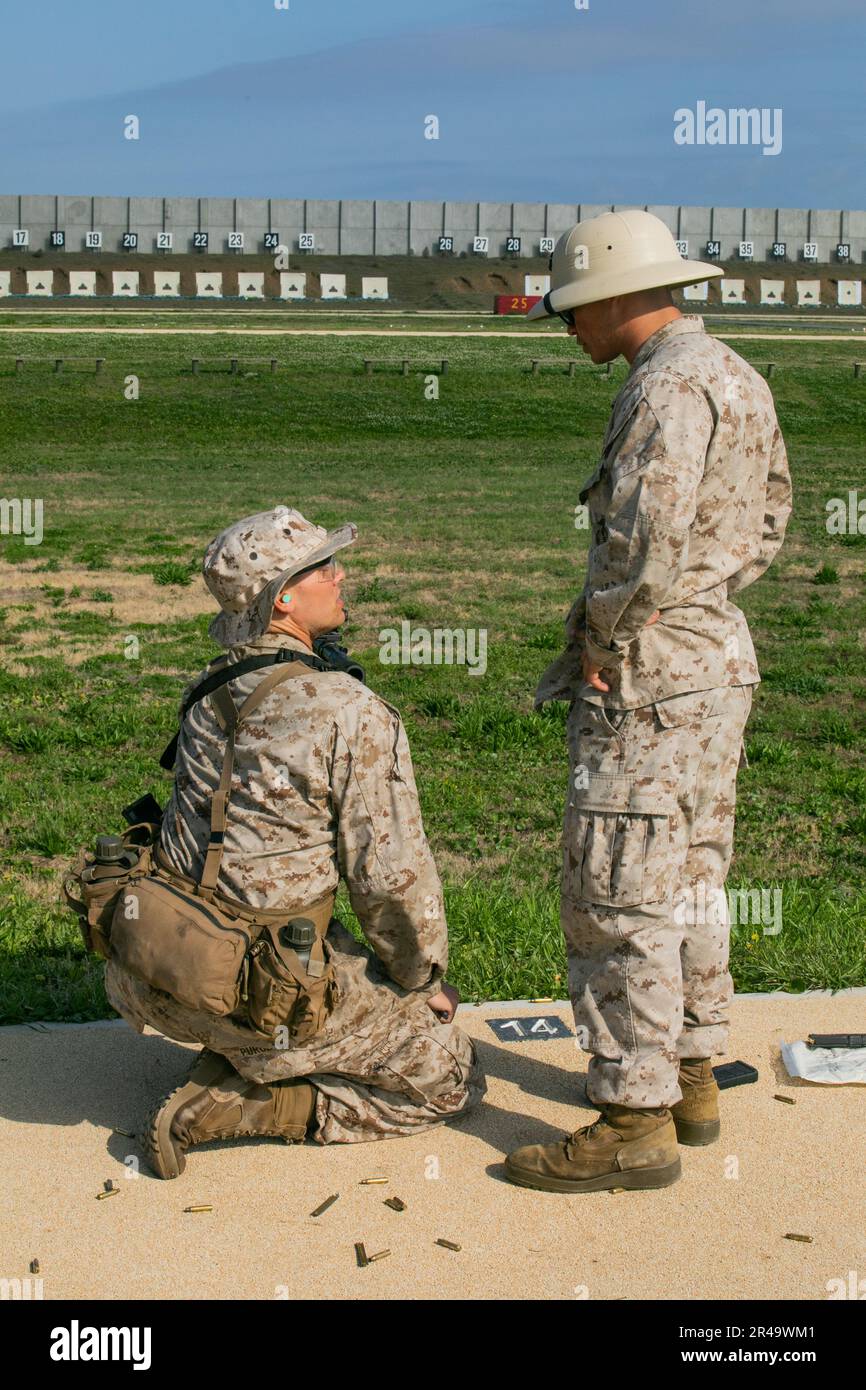 Recruits with Oscar Company, 4th Recruit Training Battalion, conduct ...