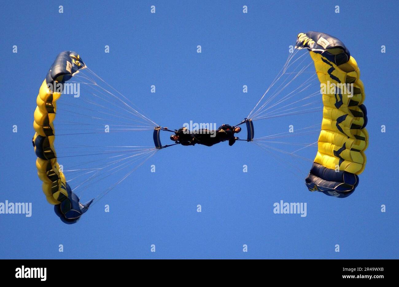 US Navy Navy Seals assigned to the U.S. Navy's Leap Frogs parachute ...