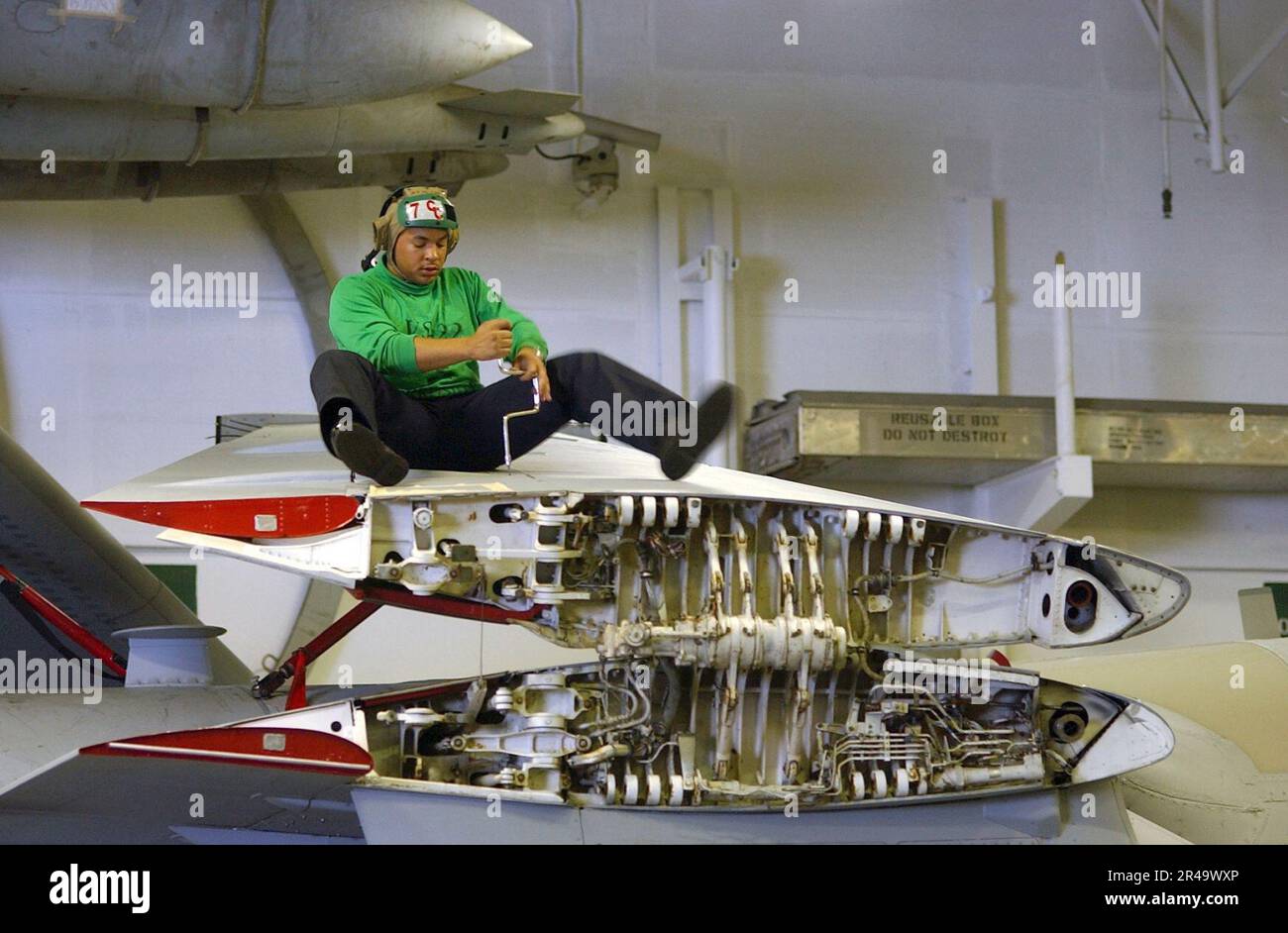 US Navy Airman unscrews a panel on a S-3B Viking Stock Photo - Alamy