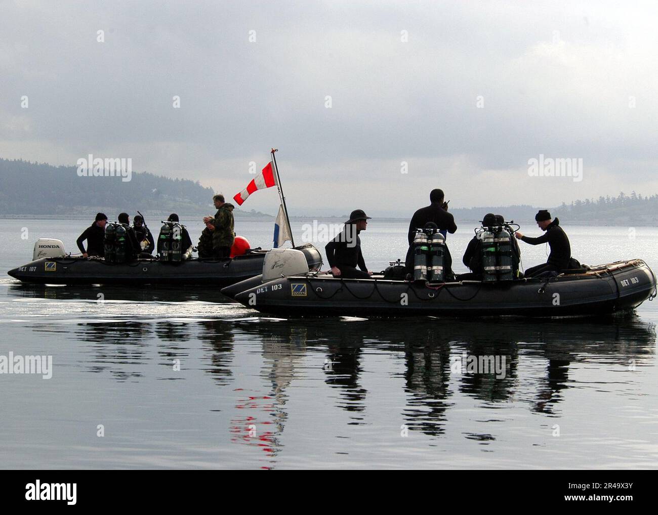 US Navy U.S. Navy divers assigned to the Naval Reserves (NR) Explosive ...