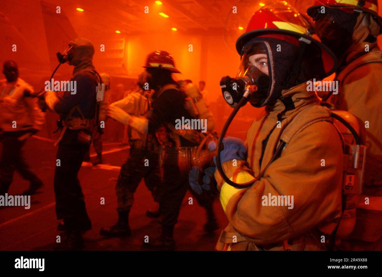 US Navy A fire team advances on a simulated fire Stock Photo - Alamy