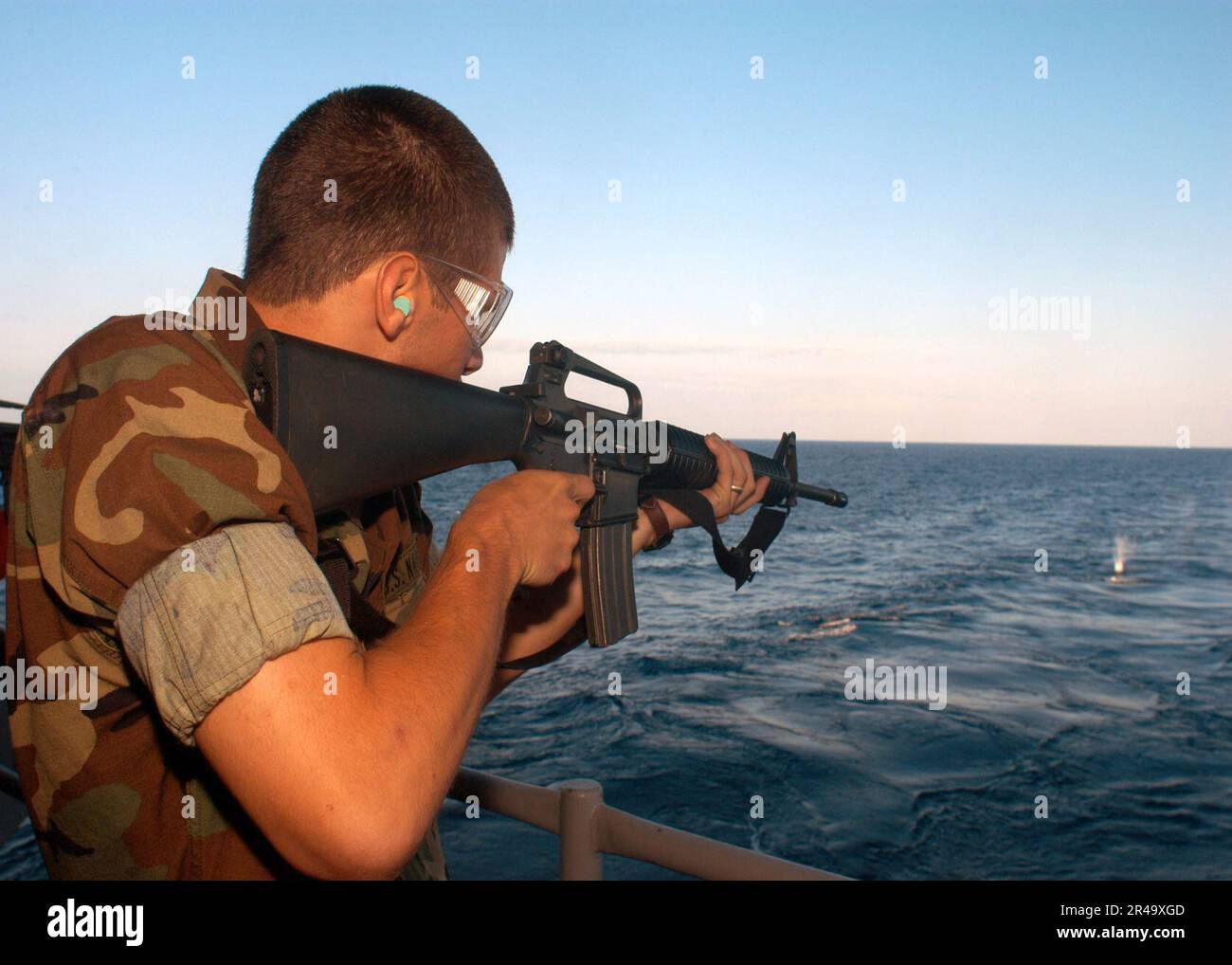 US Navy Photographer's Mate Airman gets qualified on a M-16 assault ...