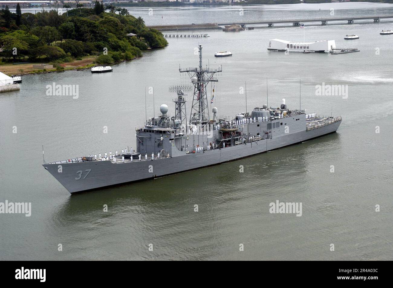 US Navy Sailors aboard the guided missile frigate USS Crommelin (FFG 37 ...