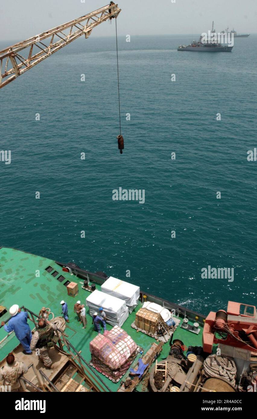 US Navy The tugboat Al-Towfan cranes equipment over to the Al Basrah ...