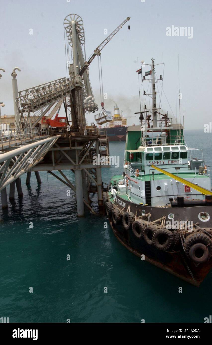 US Navy The tugboat Al-Towfan cranes equipment over to the Al Basrah ...
