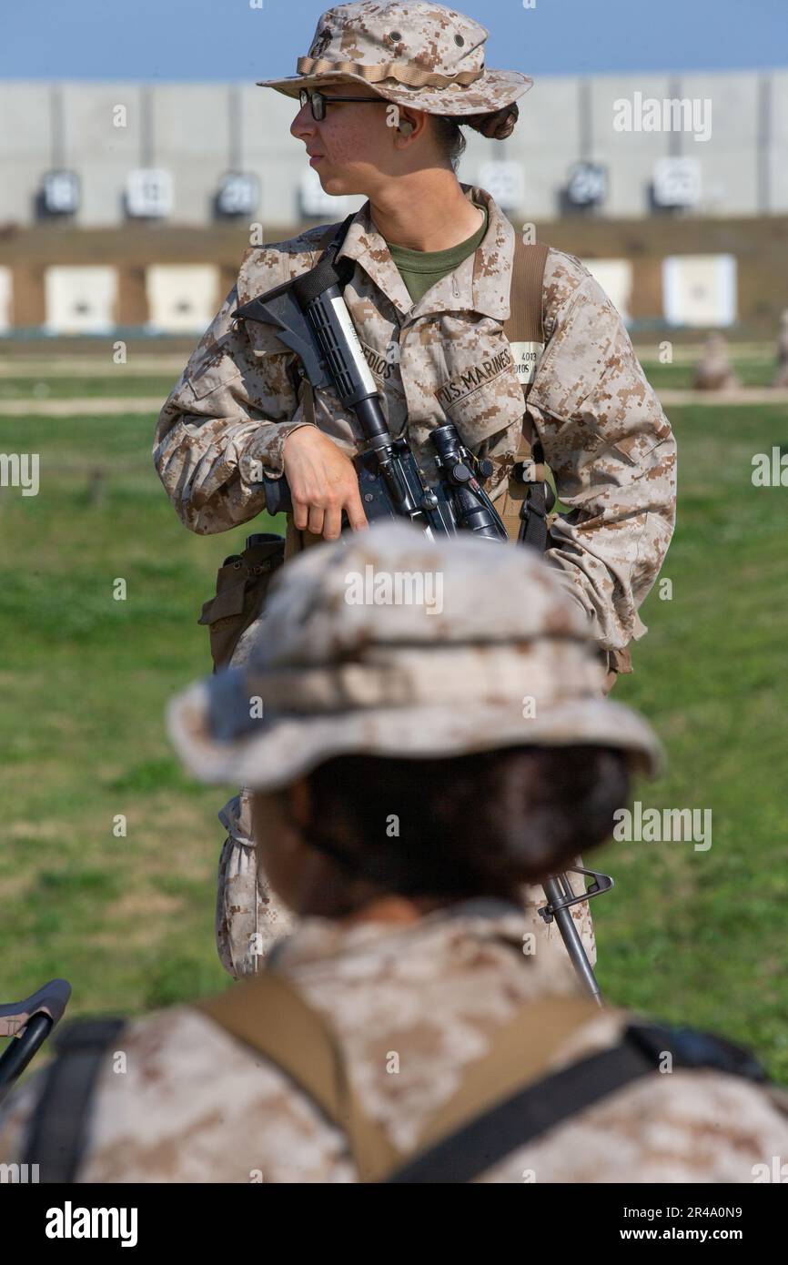 Recruits with Oscar Company, 4th Recruit Training Battalion, wait to ...