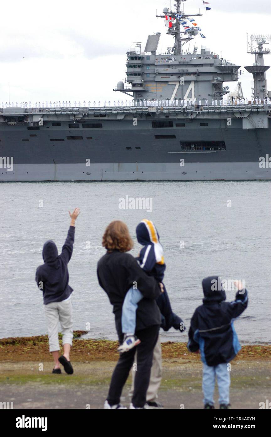 Family members wave goodbye hi-res stock photography and images - Alamy