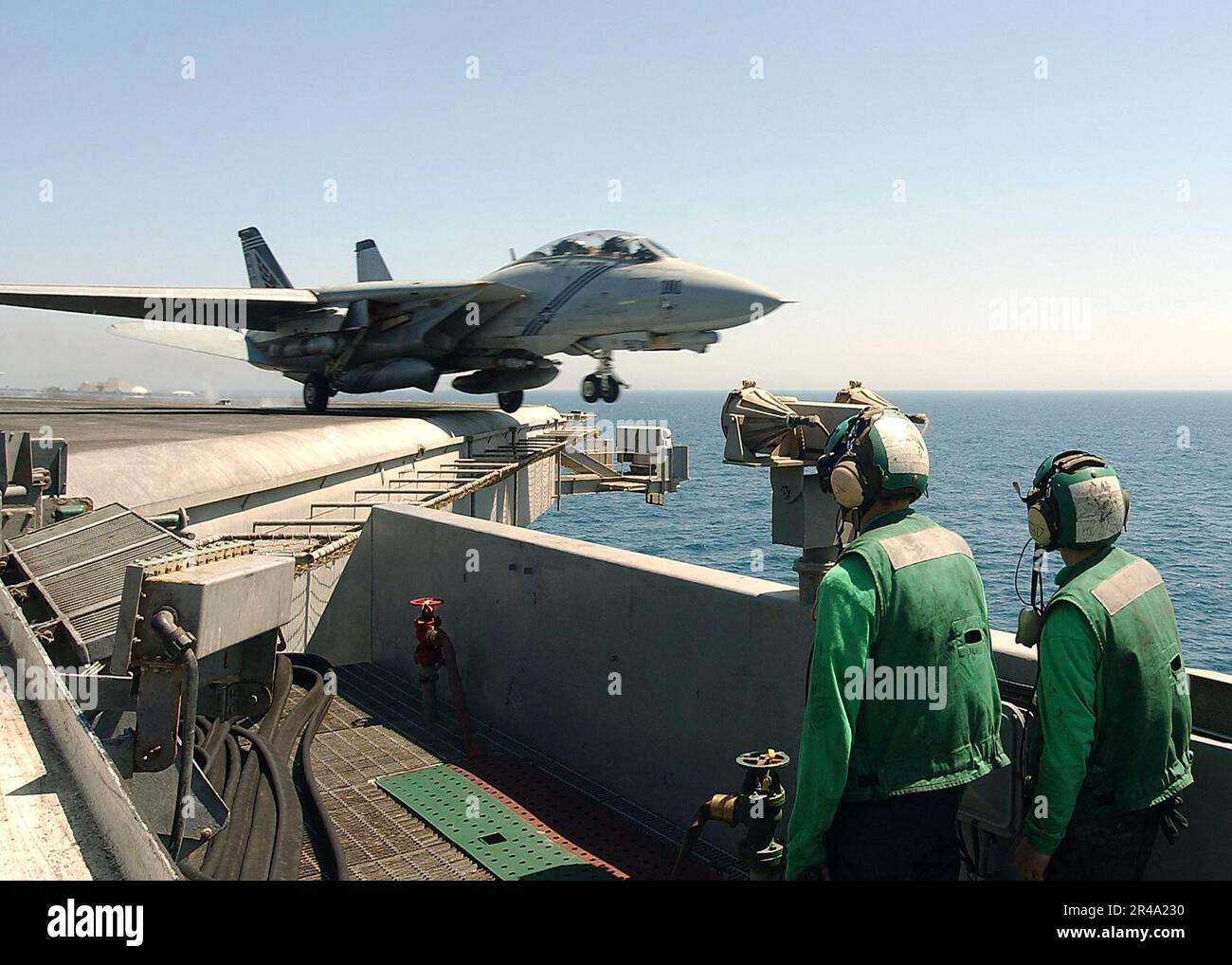 US Navy An F-14B Tomcat assigned to the ''Pukin' Dogs'' of Fighter ...