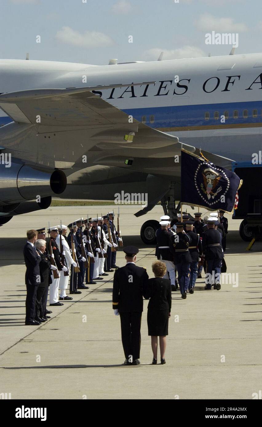 US Navy Former First Lady Nancy Reagan watch as the flag covered casket ...
