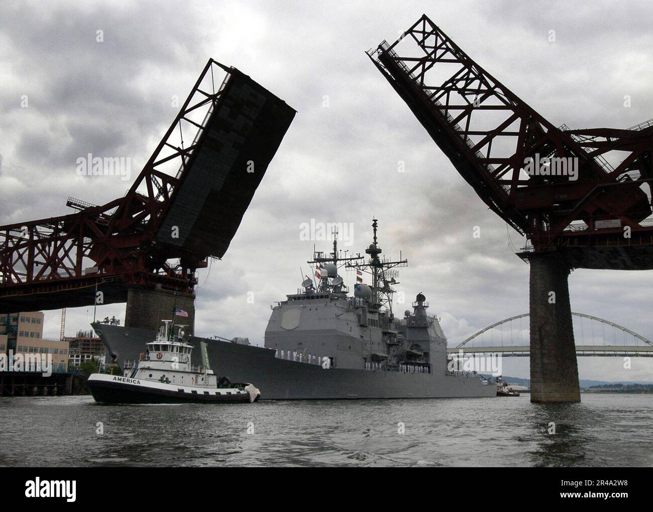 US Navy The guided missile cruiser USS Lake Erie (CG 70) makes her way ...