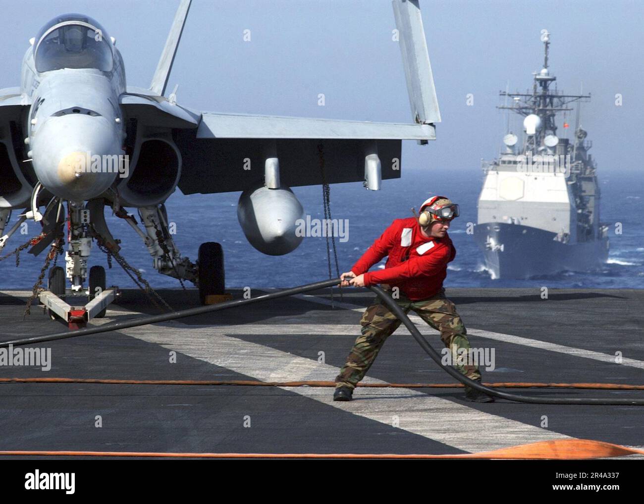 US Navy The guided missile cruiser USS Gettysburg (CG 64) steams behind ...